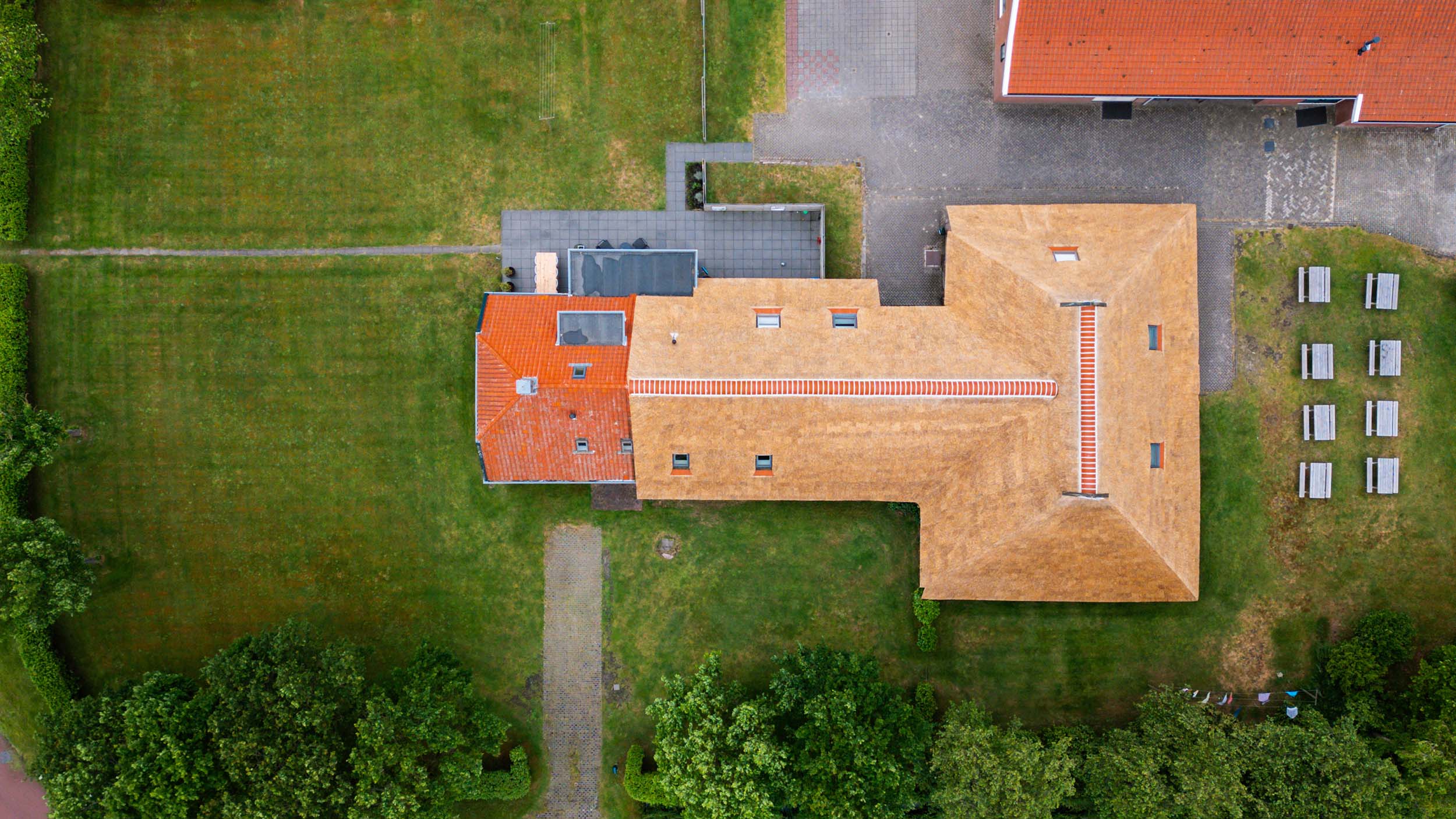 Een nieuw rieten dak voor de Kiewiet's hoeve - Hekstra